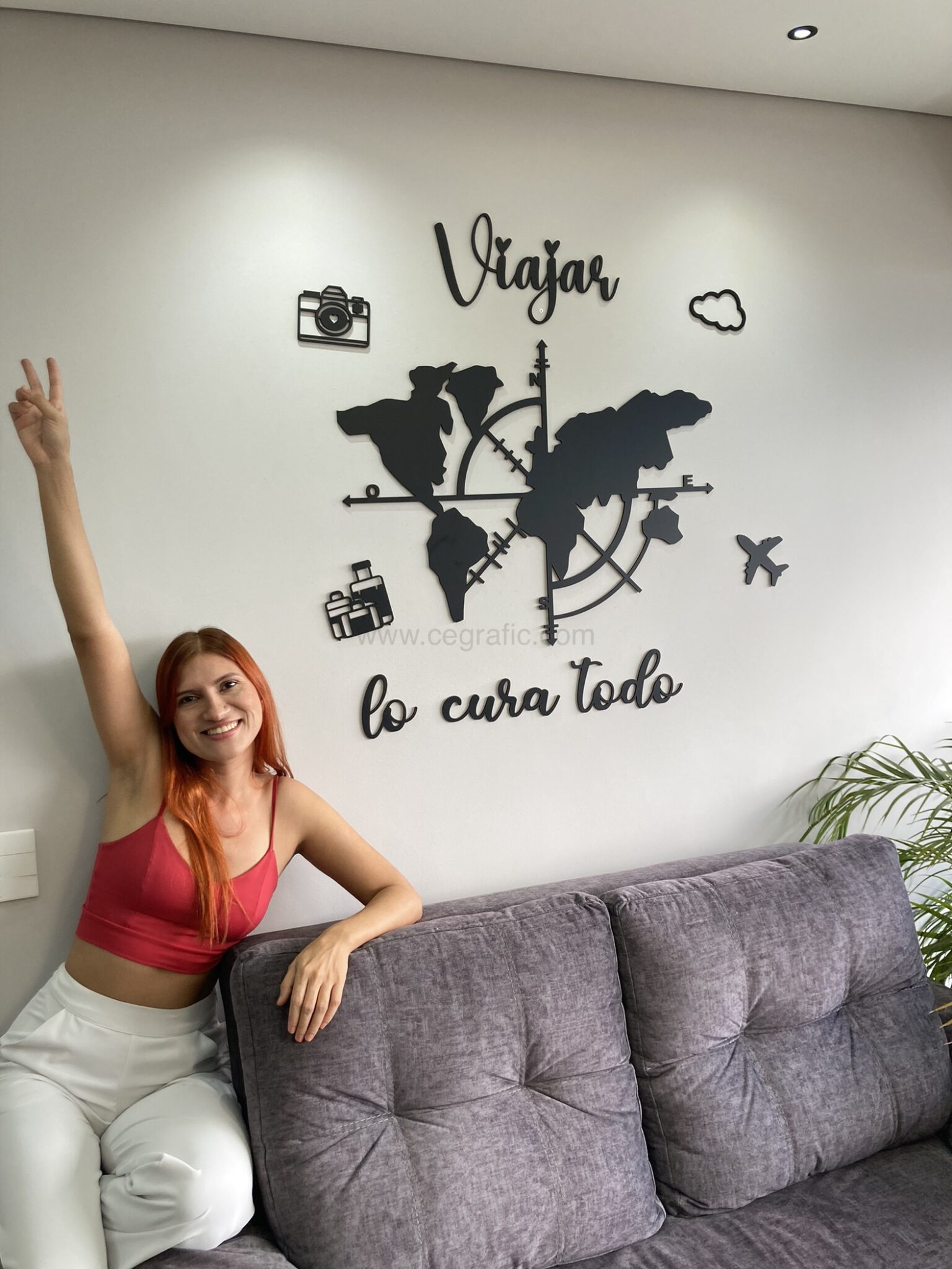Mapamundi con frase viajar lo cura todo y figuras – CeGrafic